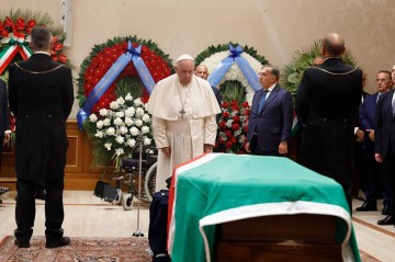 Pope Francis visits wake of former Italian President
