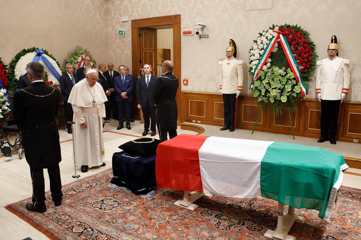 Pope Francis visits wake of former Italian President