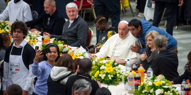 Pope enjoys lunch with those in economic problems (Photos)