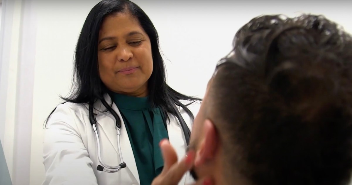 This doctor reads her patients a poem by St. Teresa of Jesus