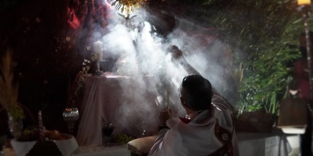 The fascinating symbolism of incense, the perfume of the sun