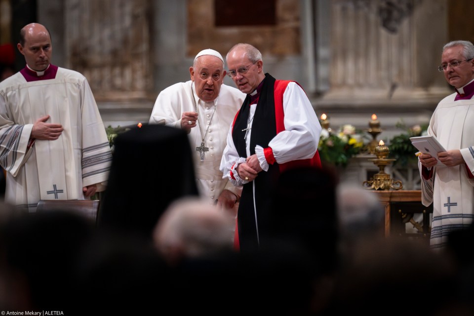 Pope meets with Anglican leaders, discusses papal primacy