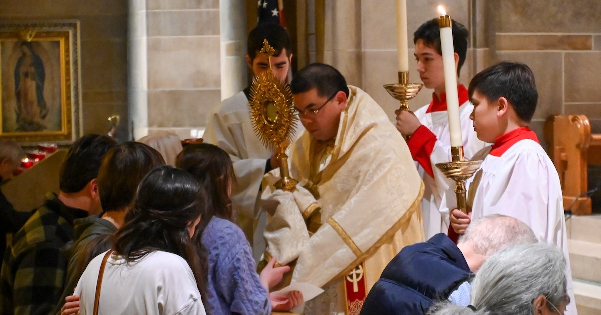 Thousands receive blessing from Jesus, up close and personal