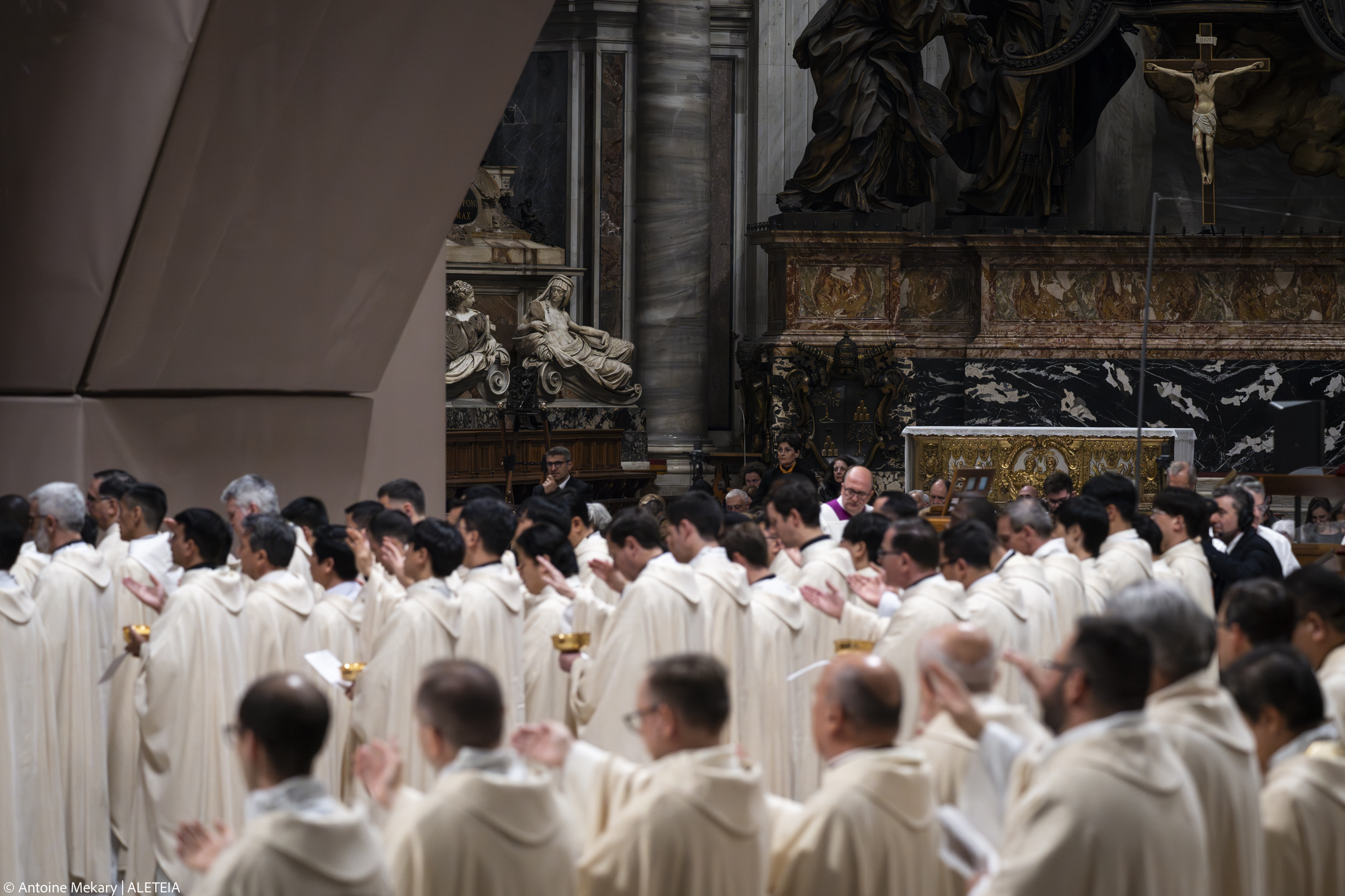 Let your heart burst! Pope's Easter homily 2024
