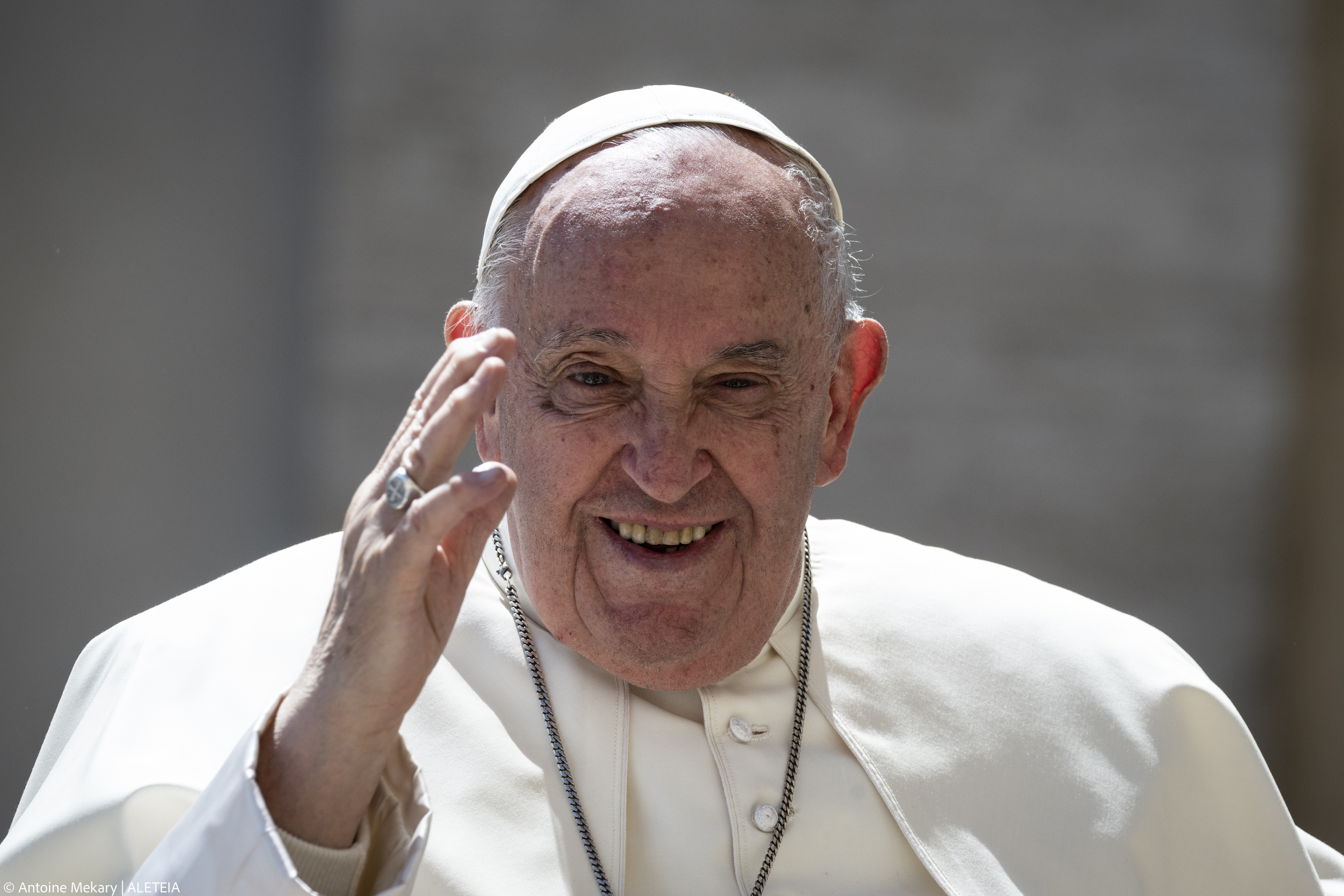Pope urges monks to have Mary's eyes, as seen in their icon