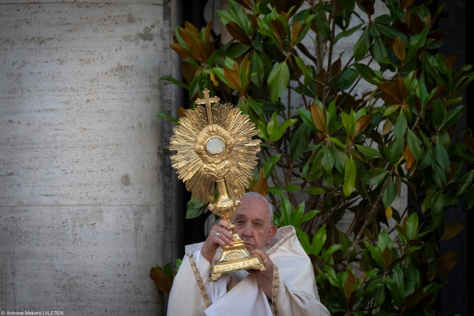 Pope Francis: 5 fruits of Eucharistic Adoration