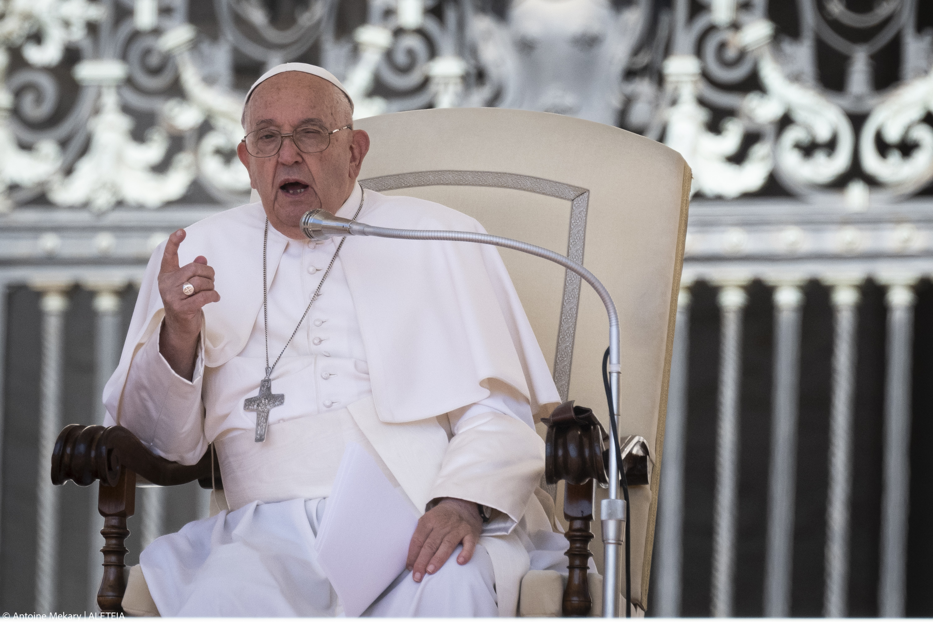 Italian football's moving gesture to Pope Francis