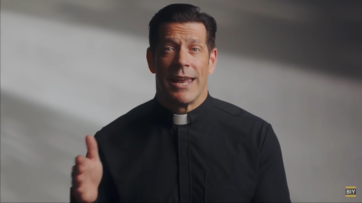 Fr. Mike Schmitz inspires Carson Daly to never miss Mass