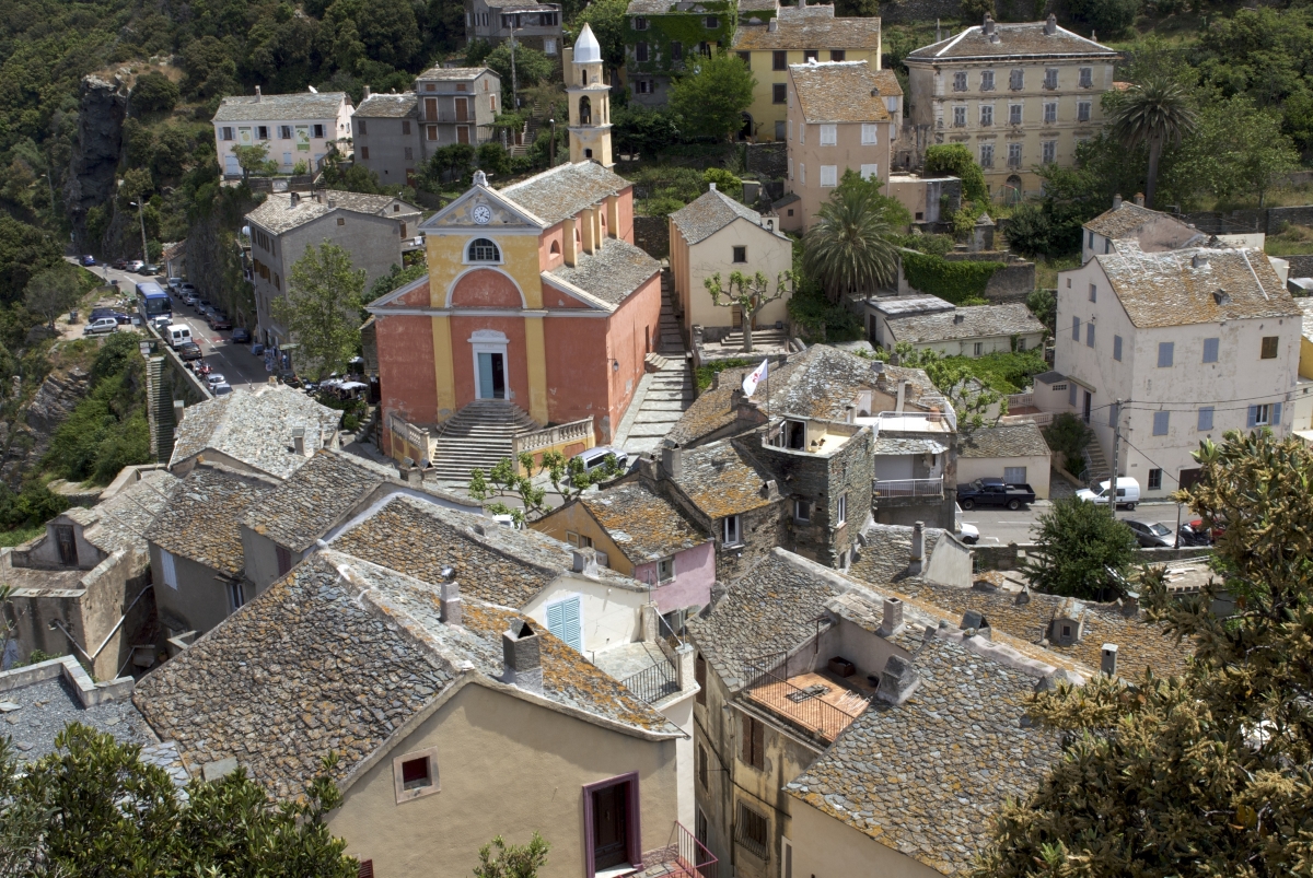 Corsican town has 5 churches and 5 “brotherhoods” (Photos)