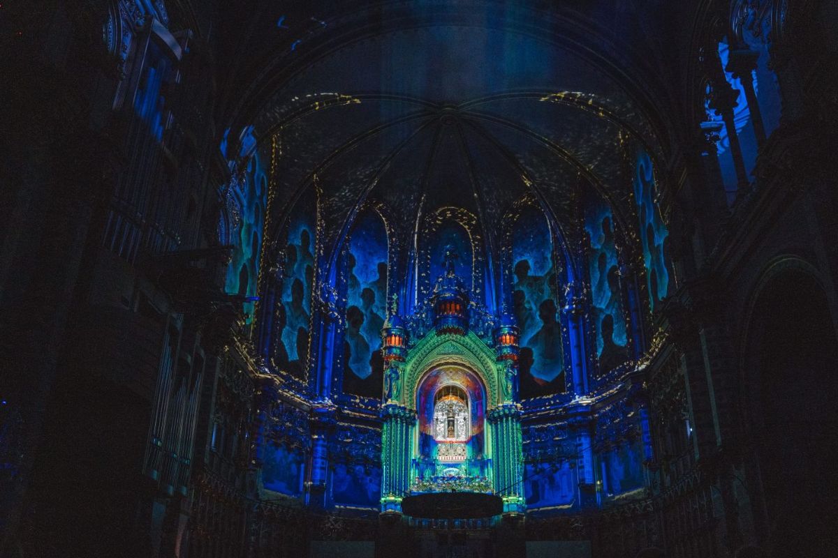 200 drones illuminate Montserrat with the image of Mary