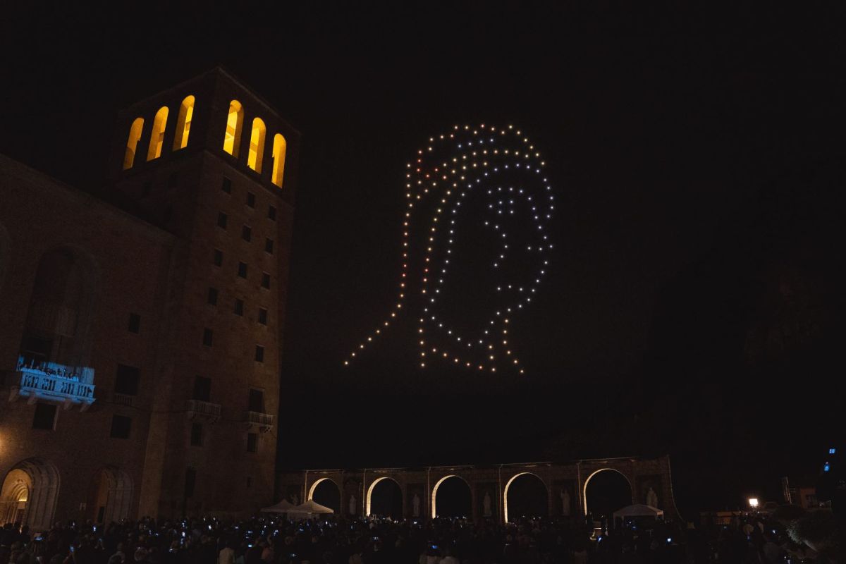 200 drones illuminate Montserrat with the image of Mary