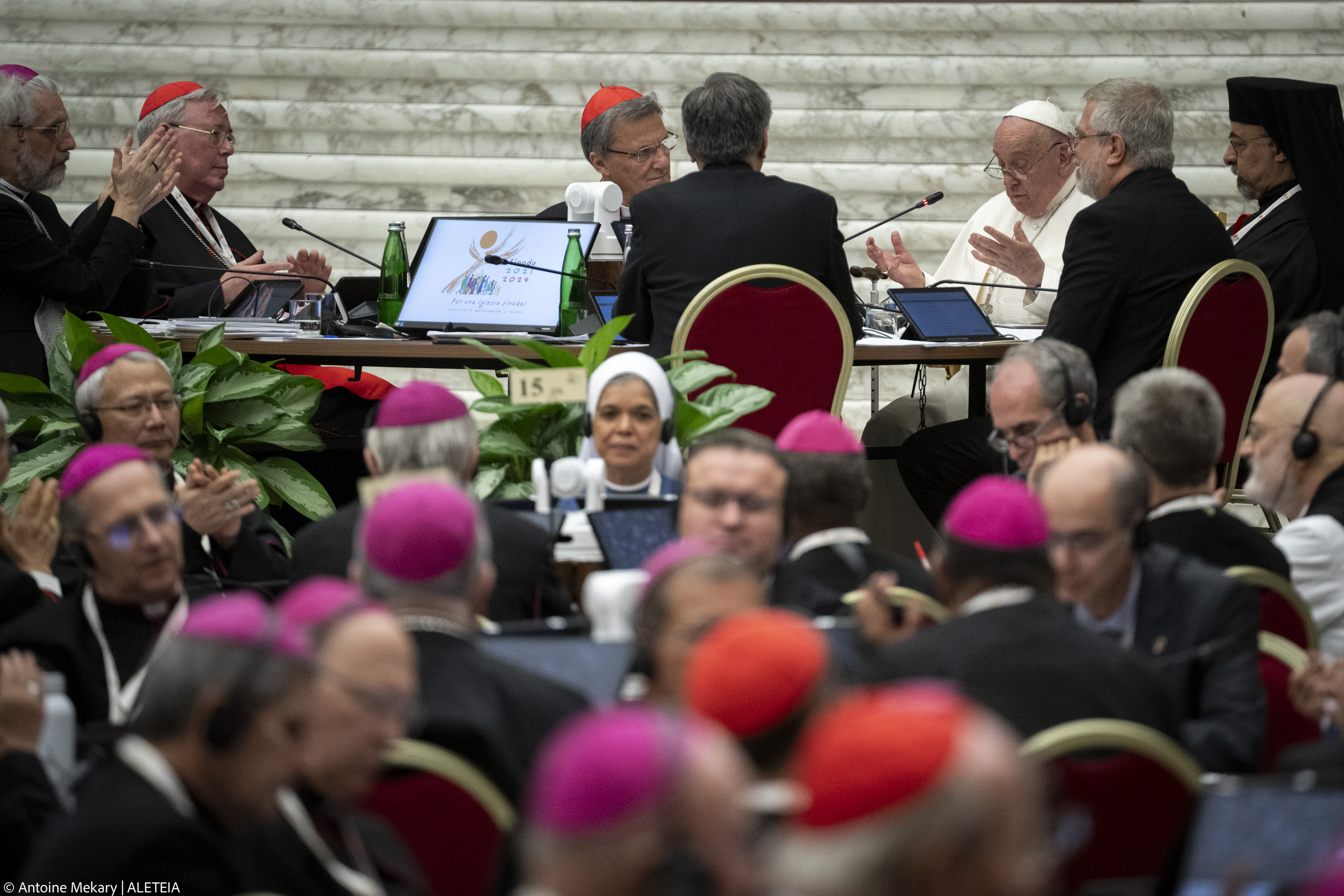 Pope draws on poetry for final greetings to Synod