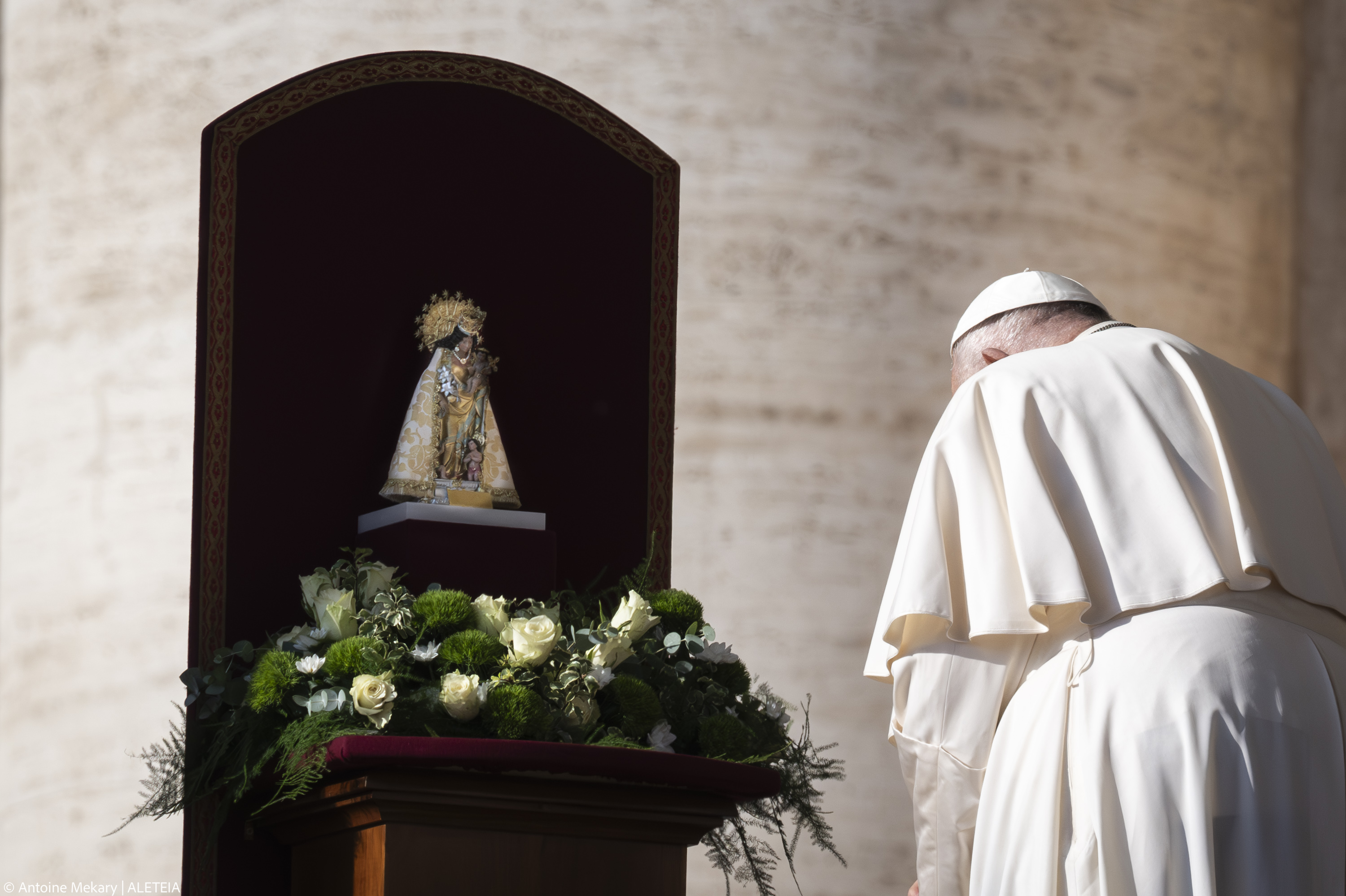 Pope gets chuckles by warning against fake smiles (Watch)