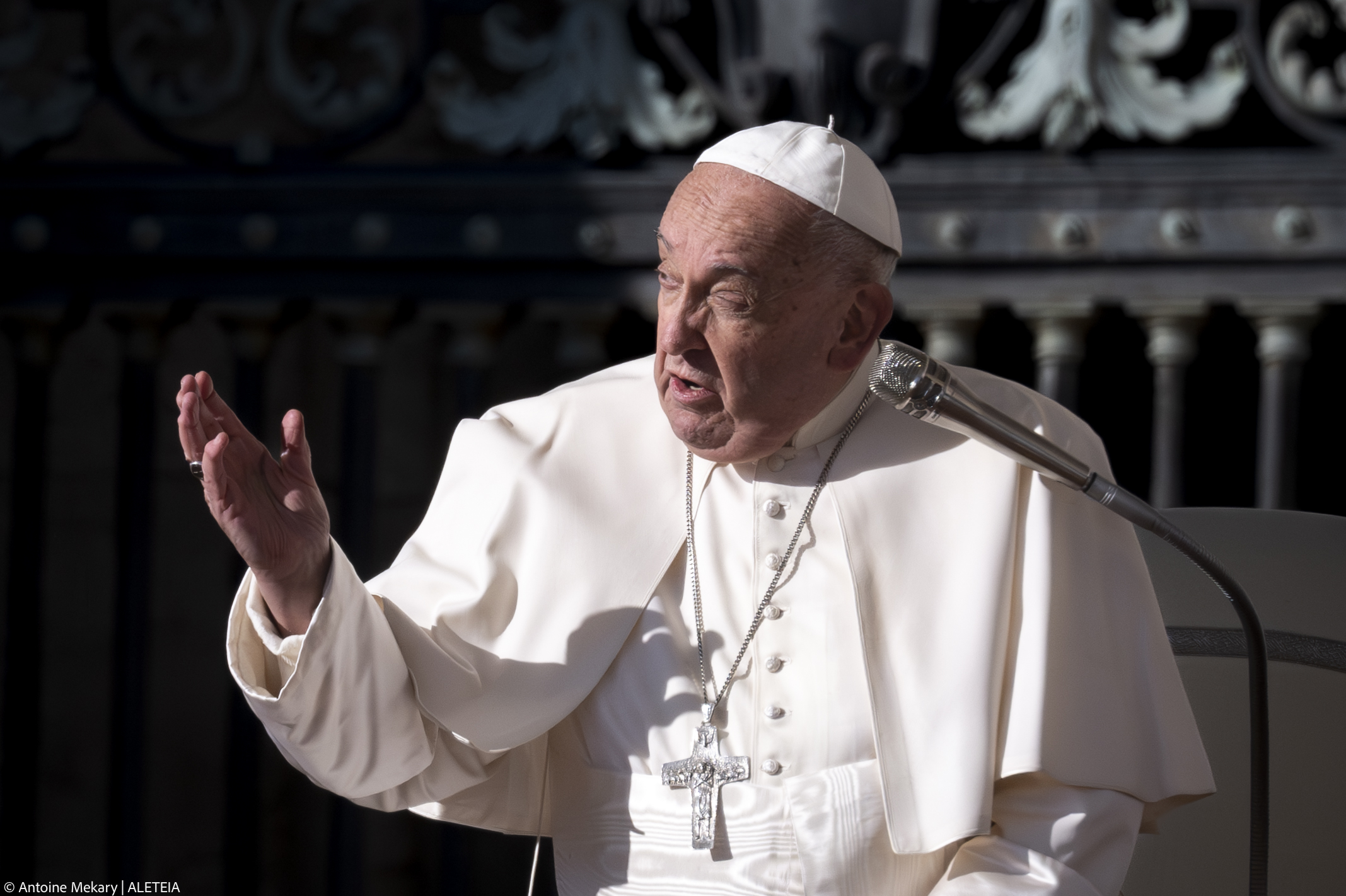 Pope gets chuckles by warning against fake smiles (Watch)