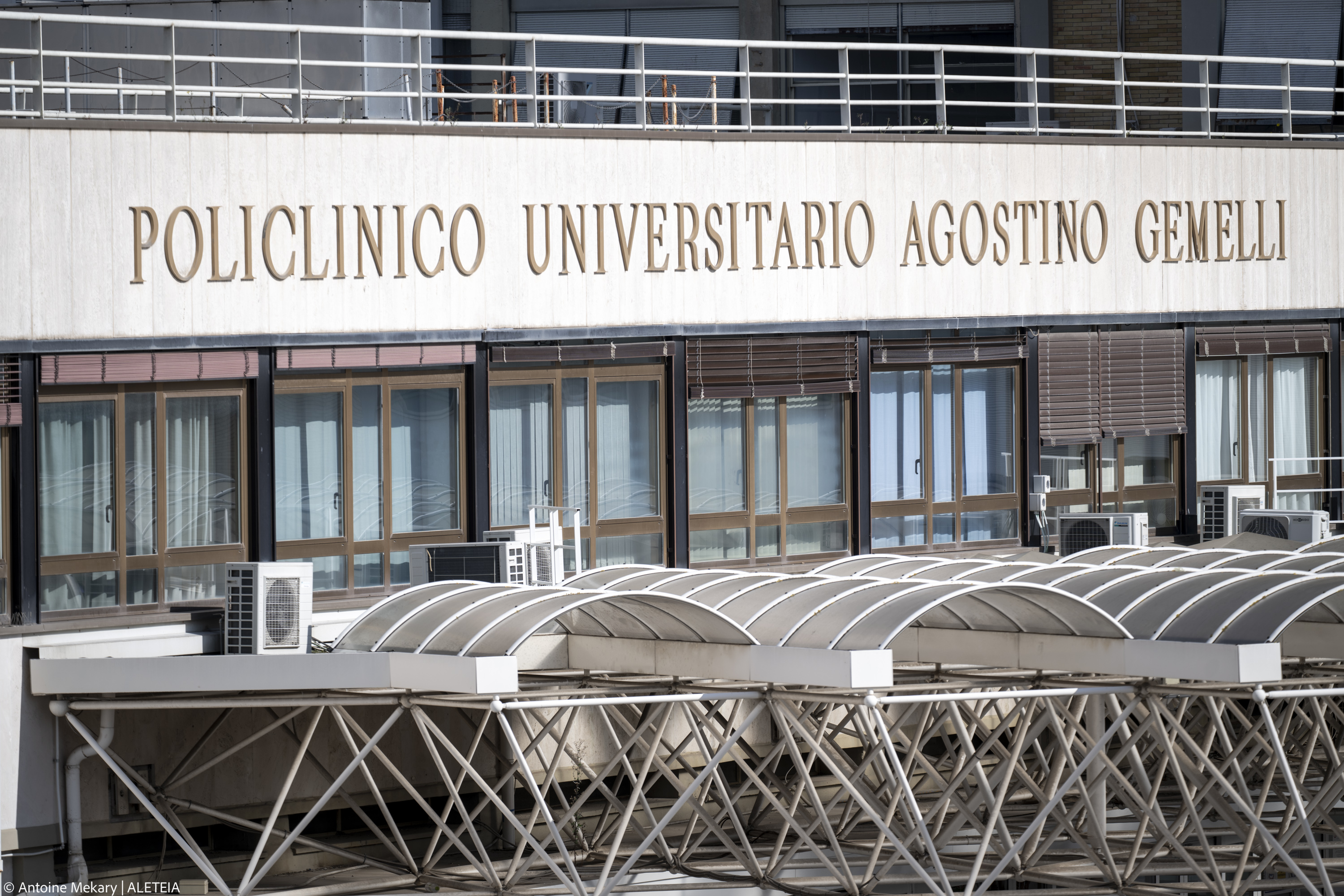 Who is taking care of Pope Francis at Gemelli Hospital?