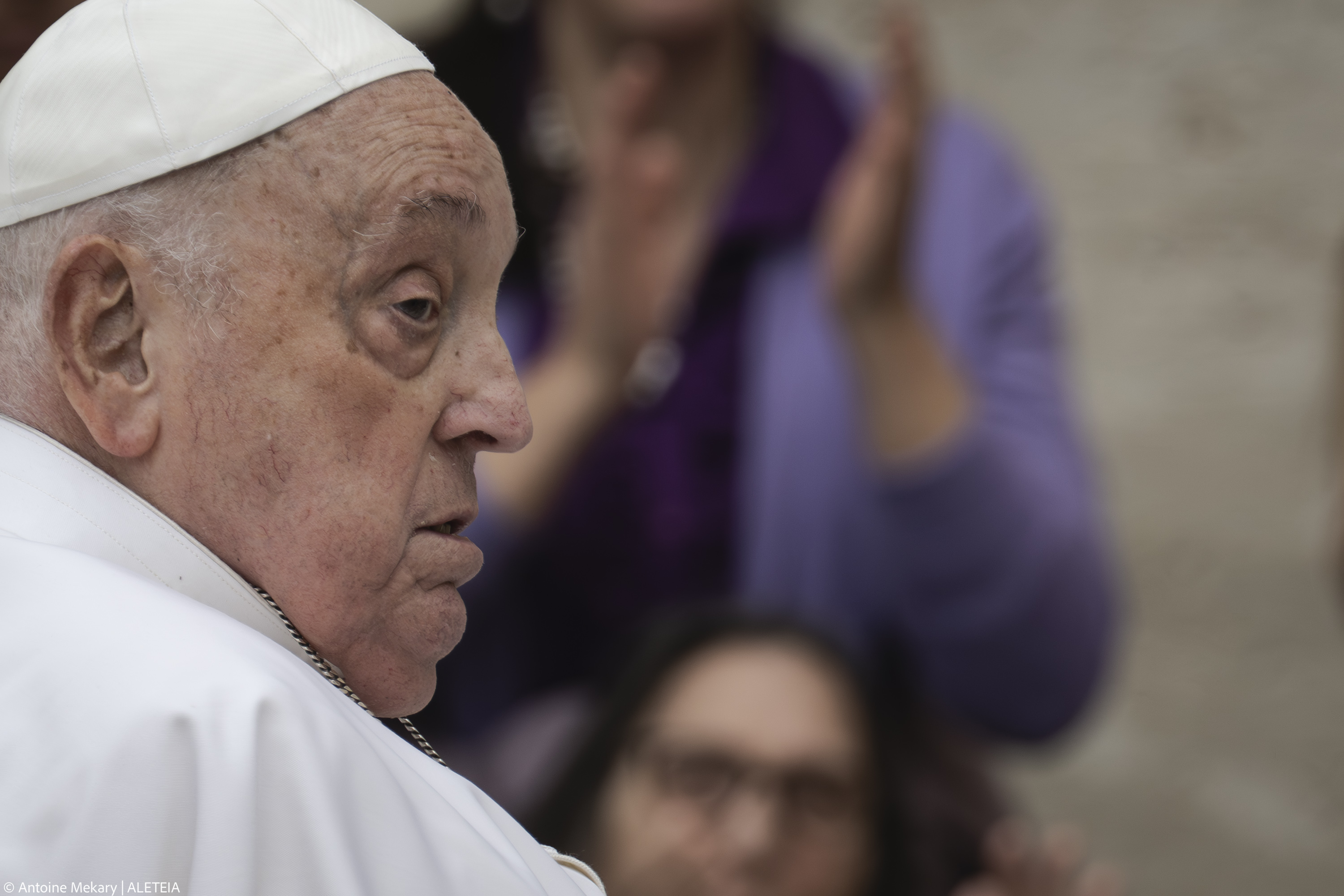 Faithful begin to pay respects to Pope Francis (photos)