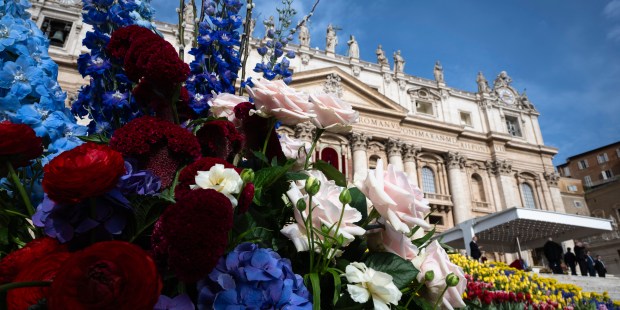 (Slideshow) 2025 Easter flowers at Vatican