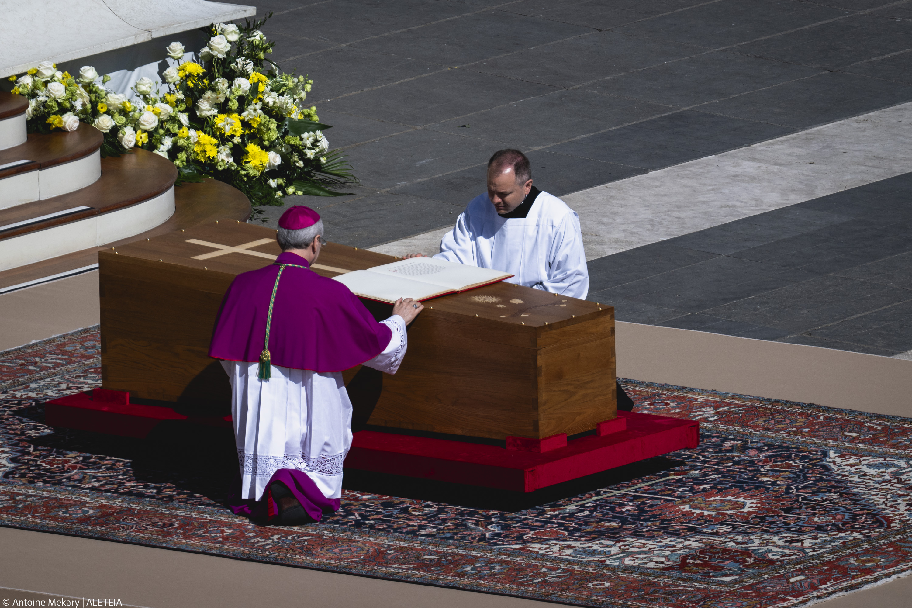 12 Beautiful images from Pope Francis' funeral