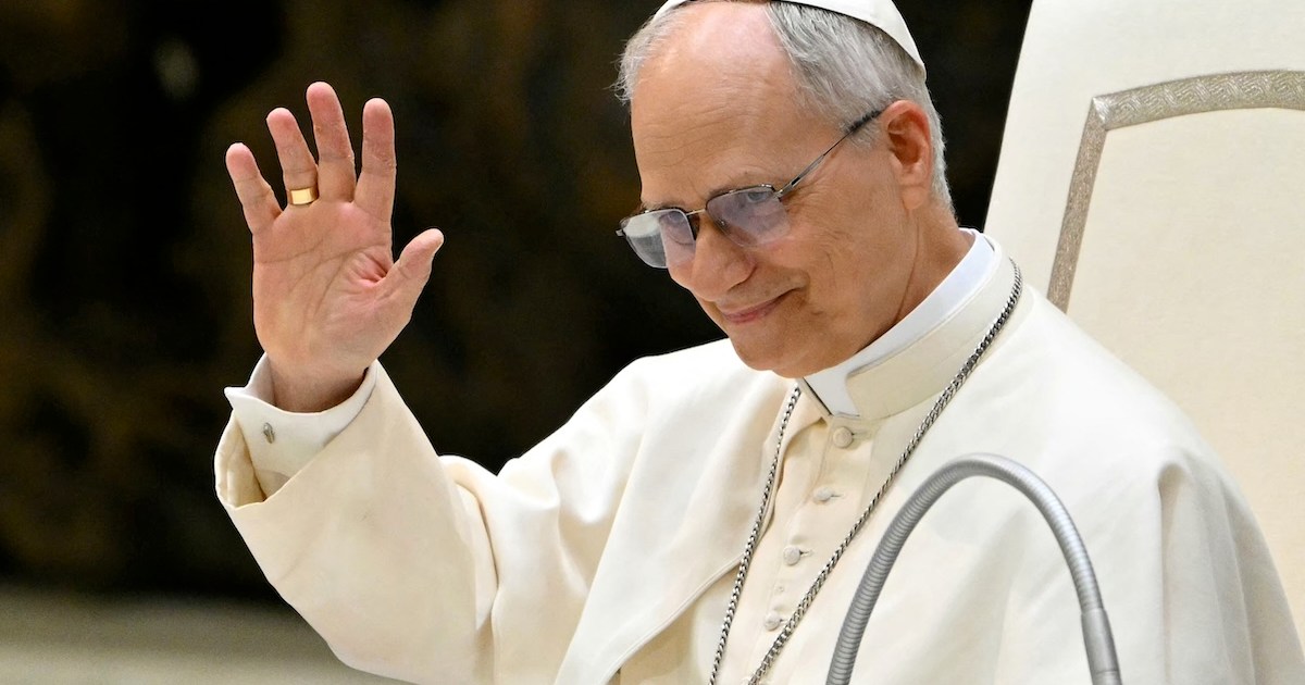 Pope jokes with media in English