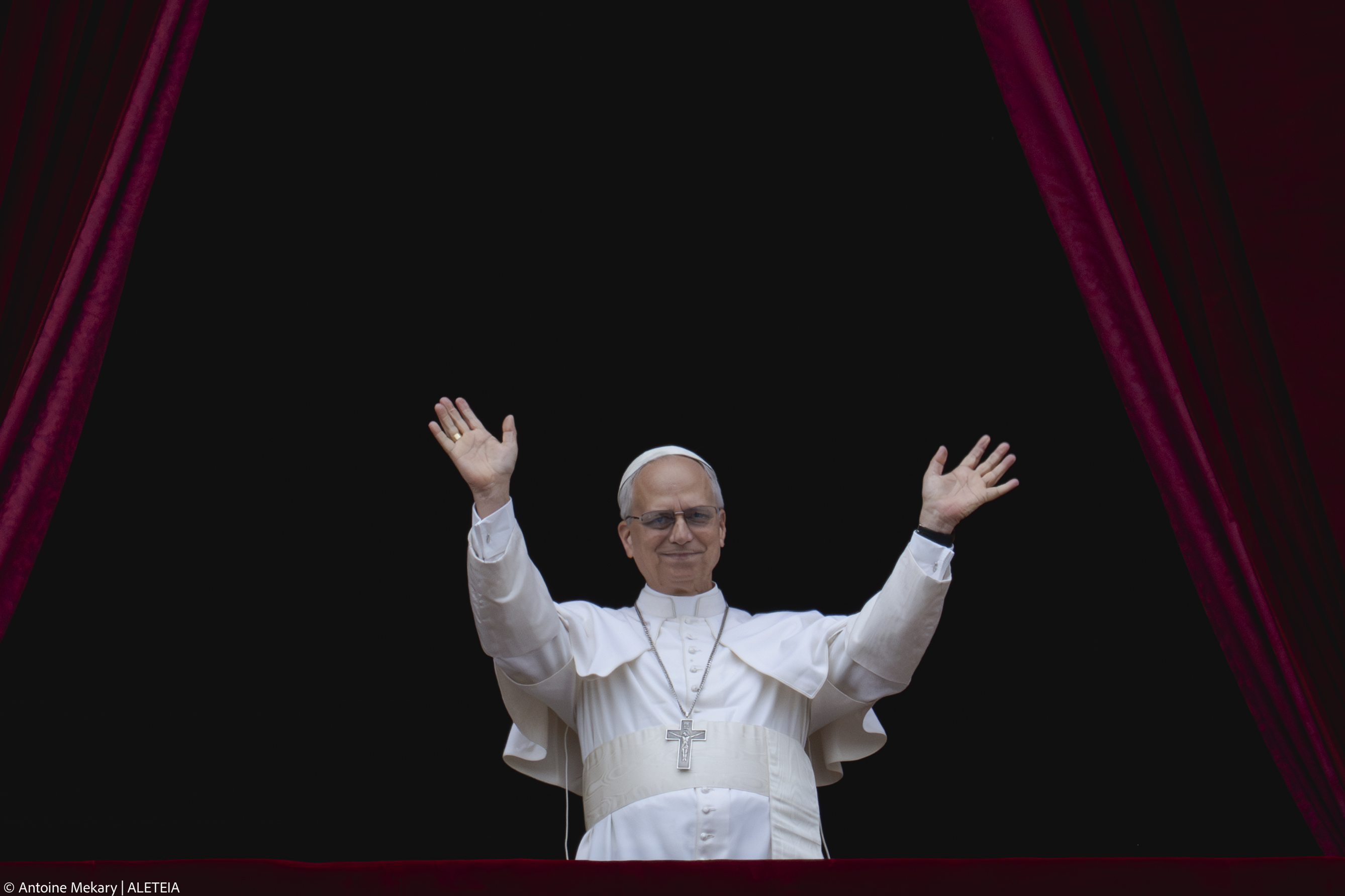 Pope sings Regina Caeli, pleads 'never again war'