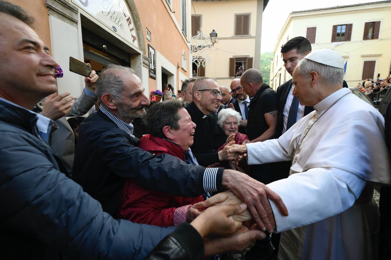 Pope goes to visit 2 Marian shrines and Francis' tomb