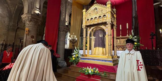 (Slideshow) The relic of the tunic of Christ