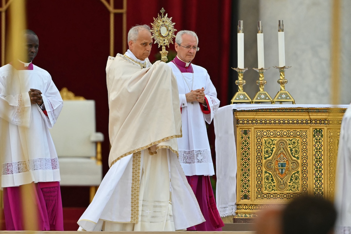 Pope carries Eucharist in Corpus Christi procession (photos)