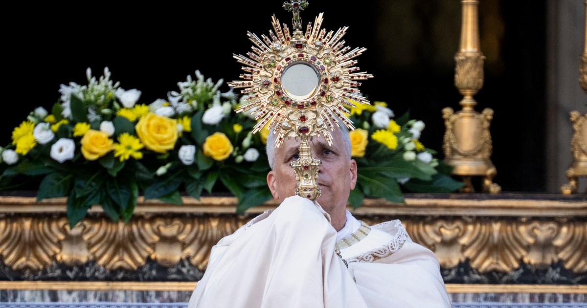 Pope carries Eucharist in Corpus Christi procession (photos)