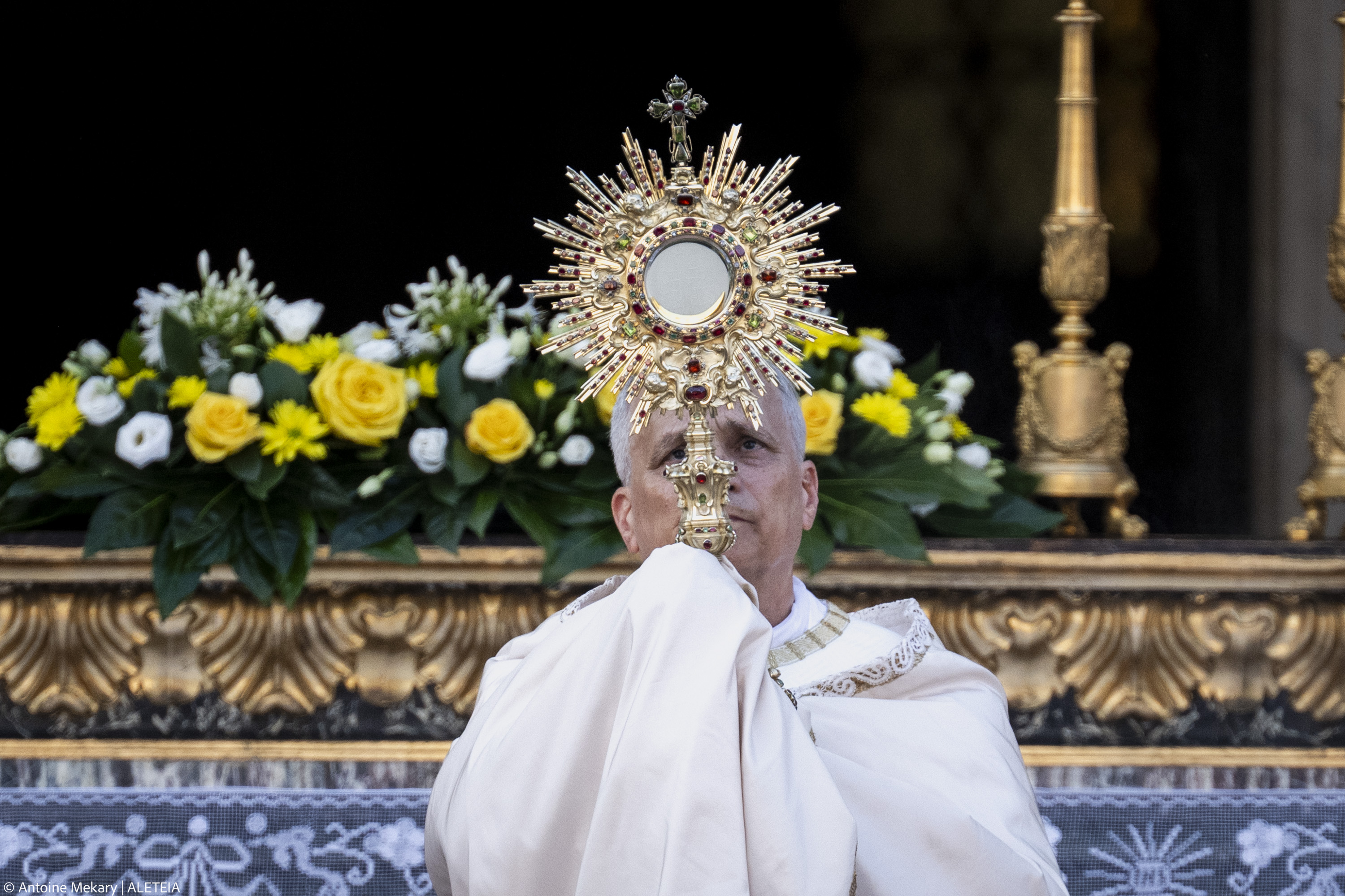 Pope carries Eucharist in Corpus Christi procession (photos)