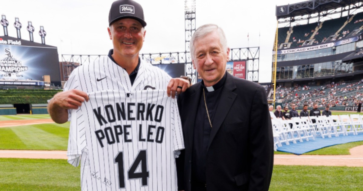 Pope Leo gifts signed jersey to White Sox player