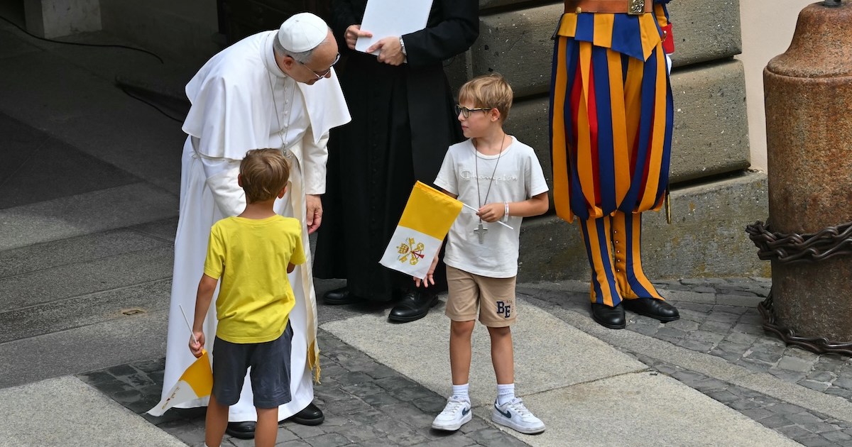 Pope: When storm clouds gather, lift your eyes to Mary