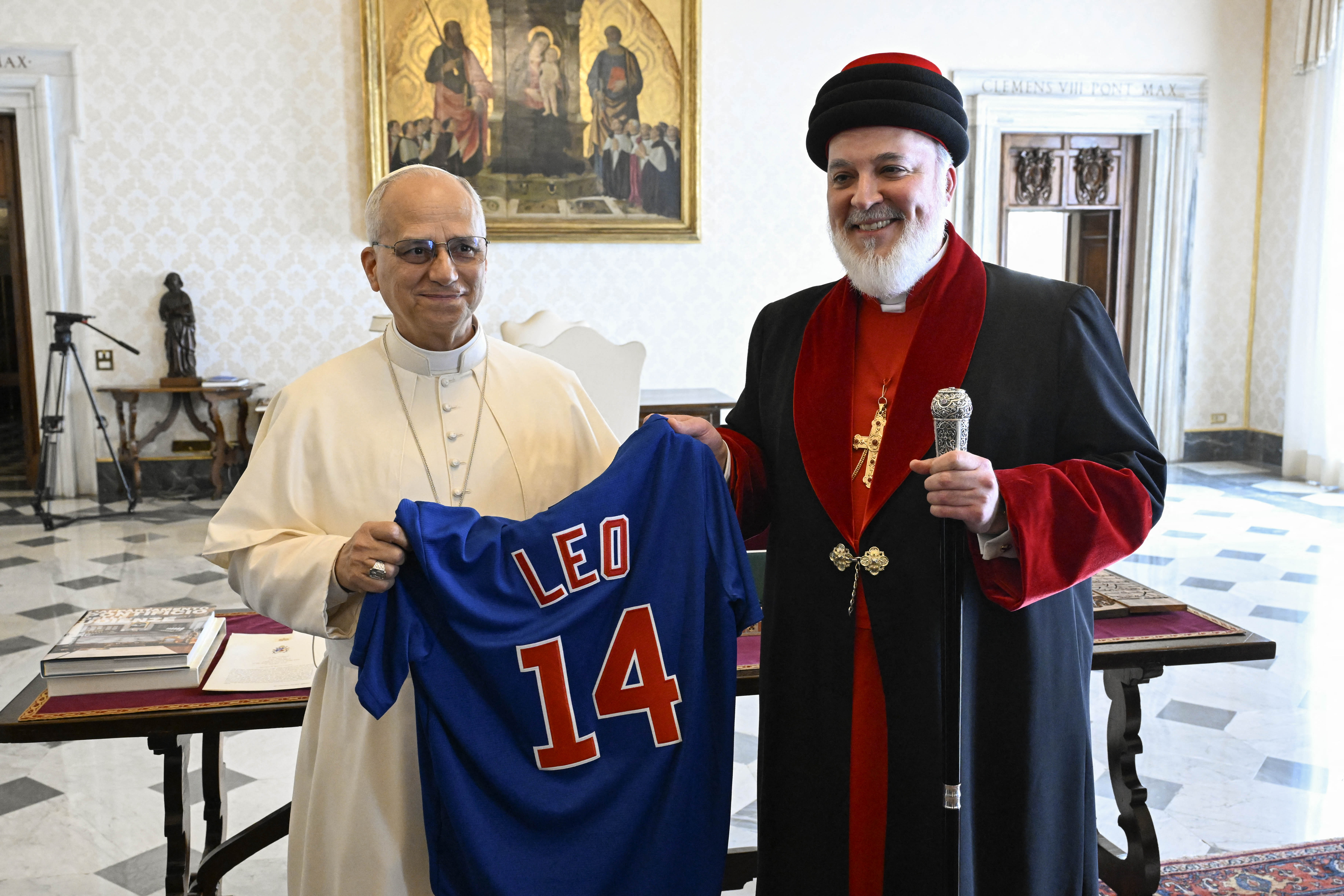 Spike Lee gave Pope Leo a custom Knicks jersey
