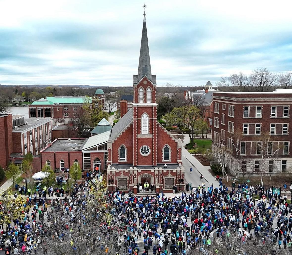 Couple moves to Wisconsin to volunteer for Mary