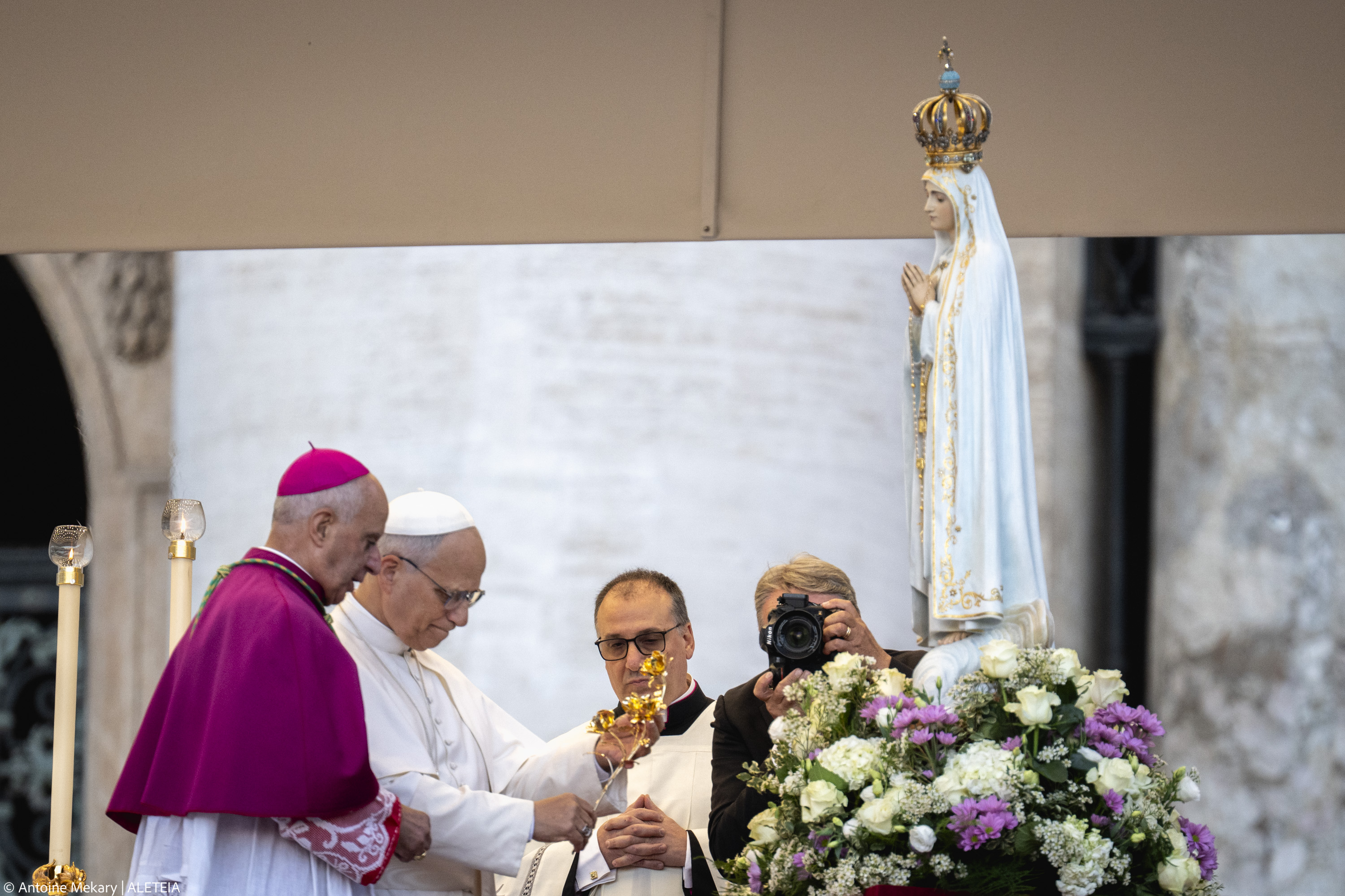 Pope Leo presents Golden Rose to Our Lady of Fatima