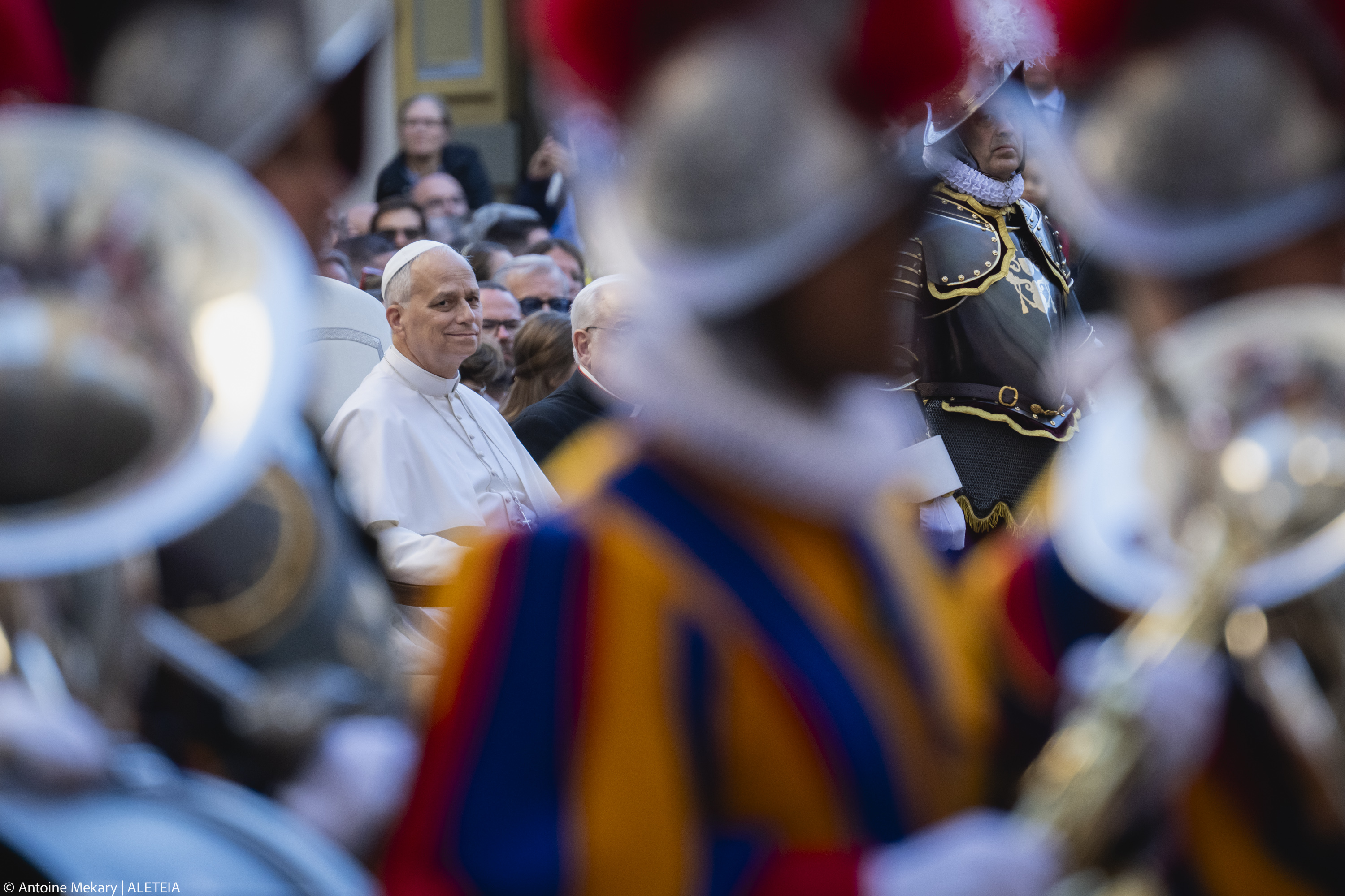 Pope witnesses majestic swearing-in of Swiss Guards (photos)
