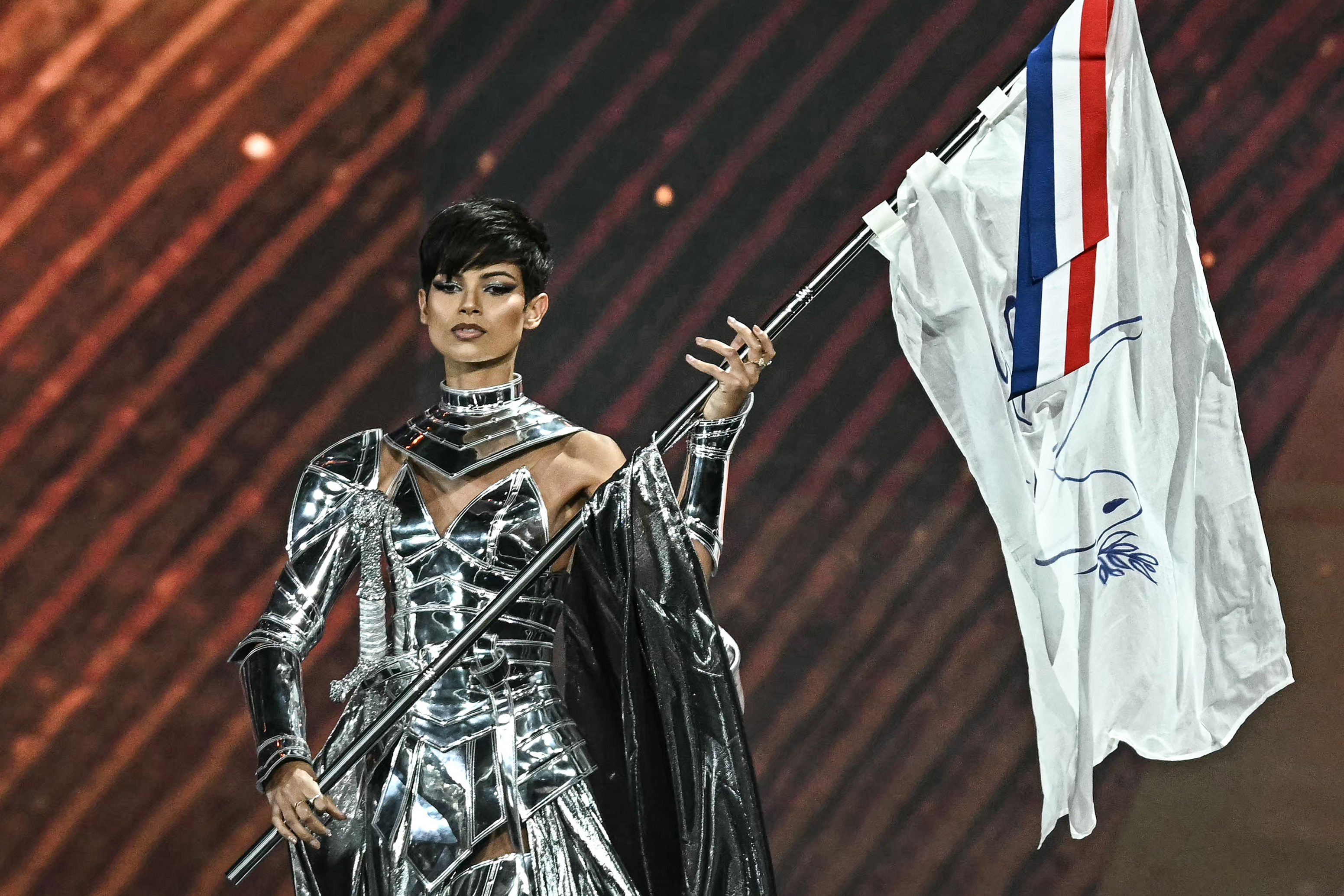 Miss Universe Brazil honors Virgin Mary with pageant costume