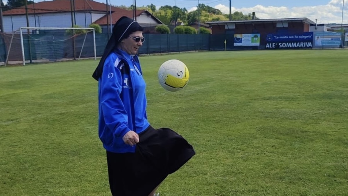Nun steps in to stop potential road rage in Rome