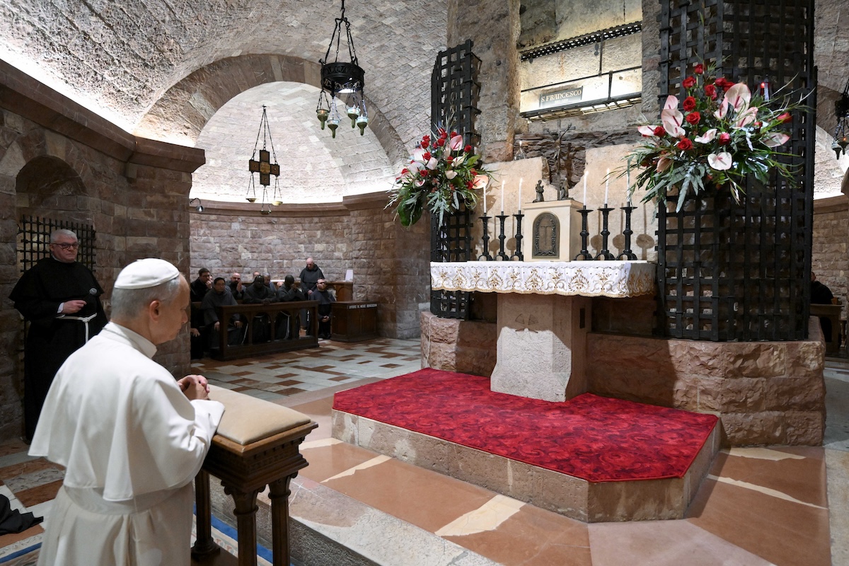 Pope in Assisi visits Francis' tomb, ends bishops' meeting