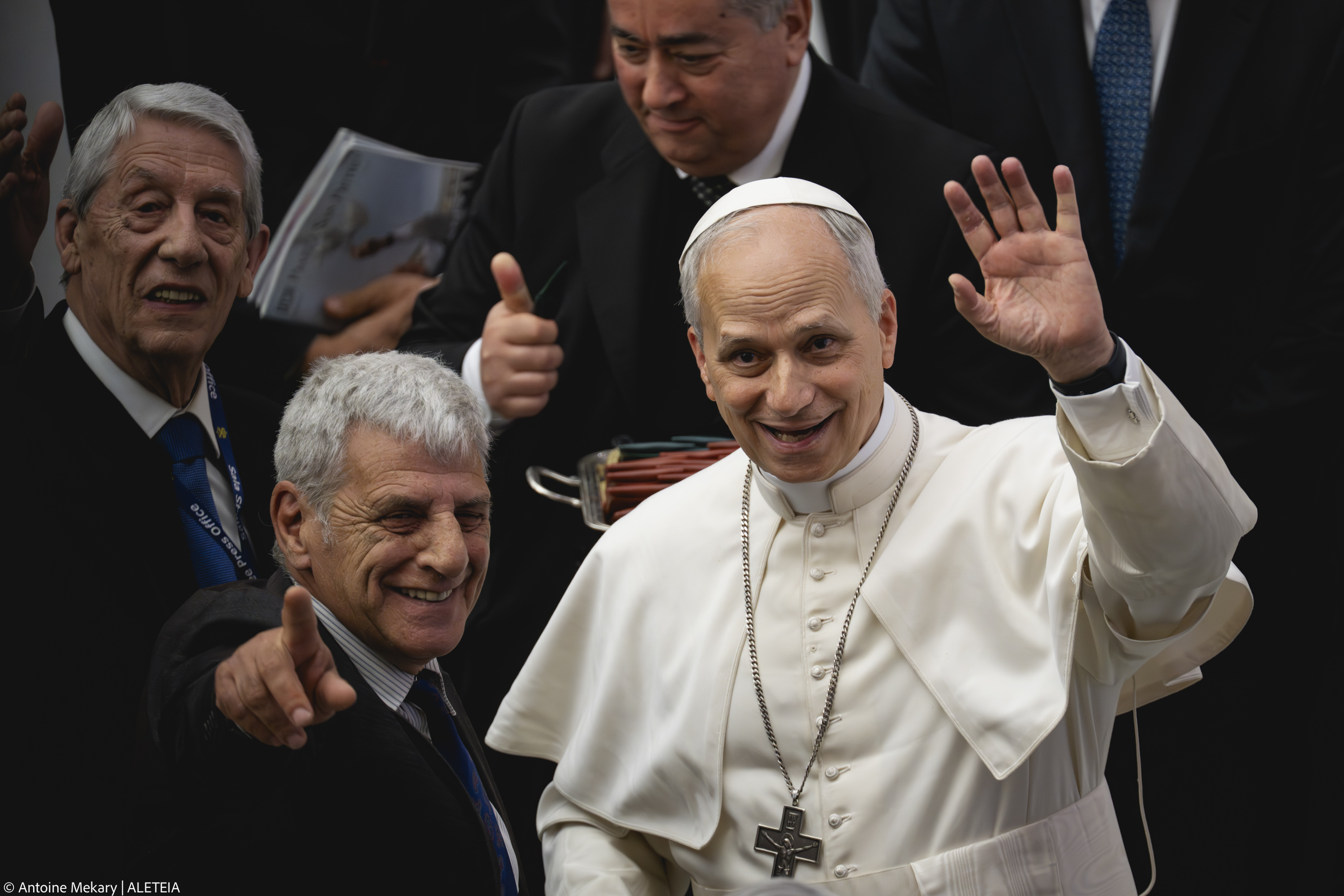 Spike Lee gave Pope Leo a custom Knicks jersey