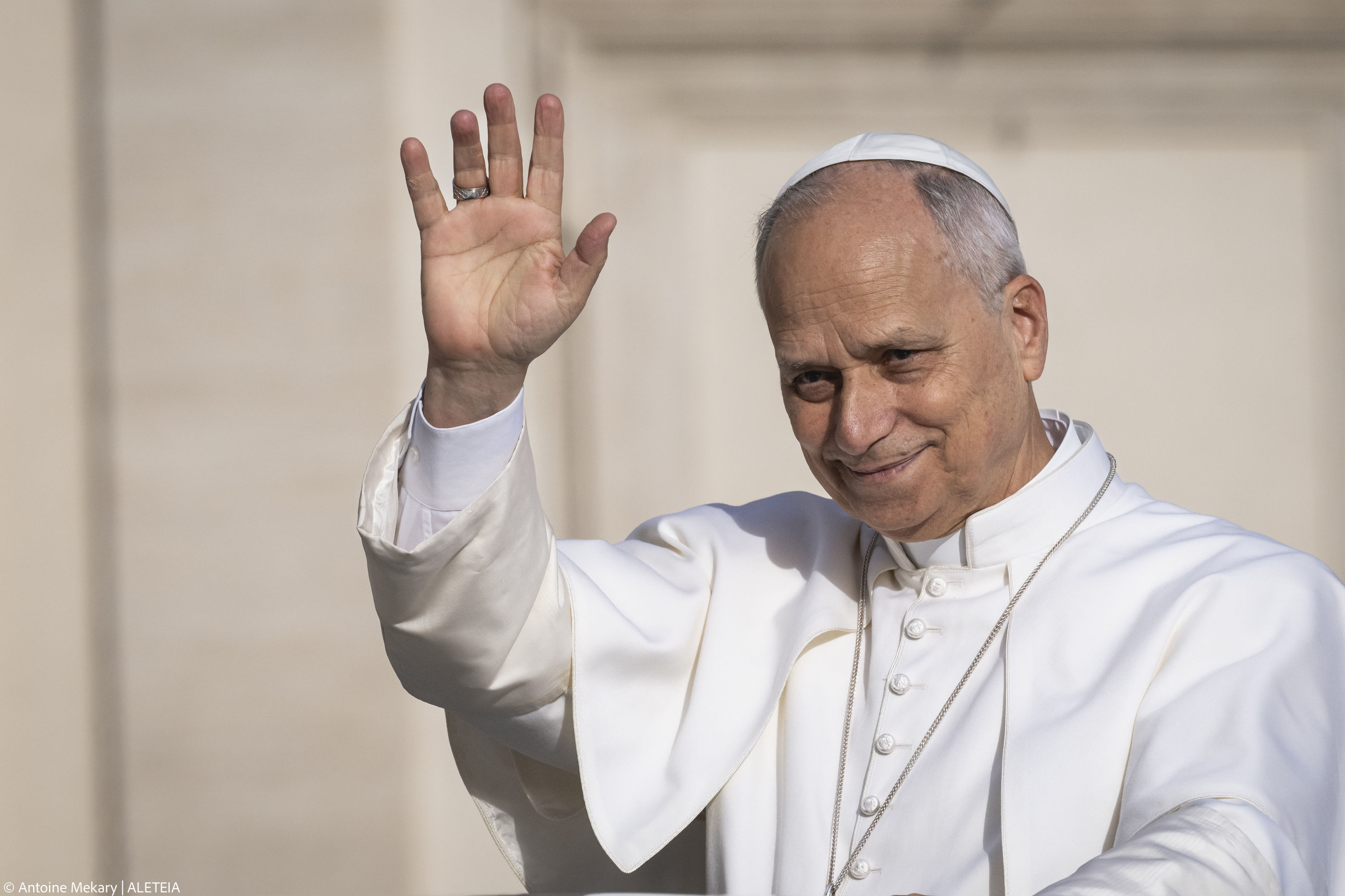 Pope urges Curia to friendship, sees Christ in daily work