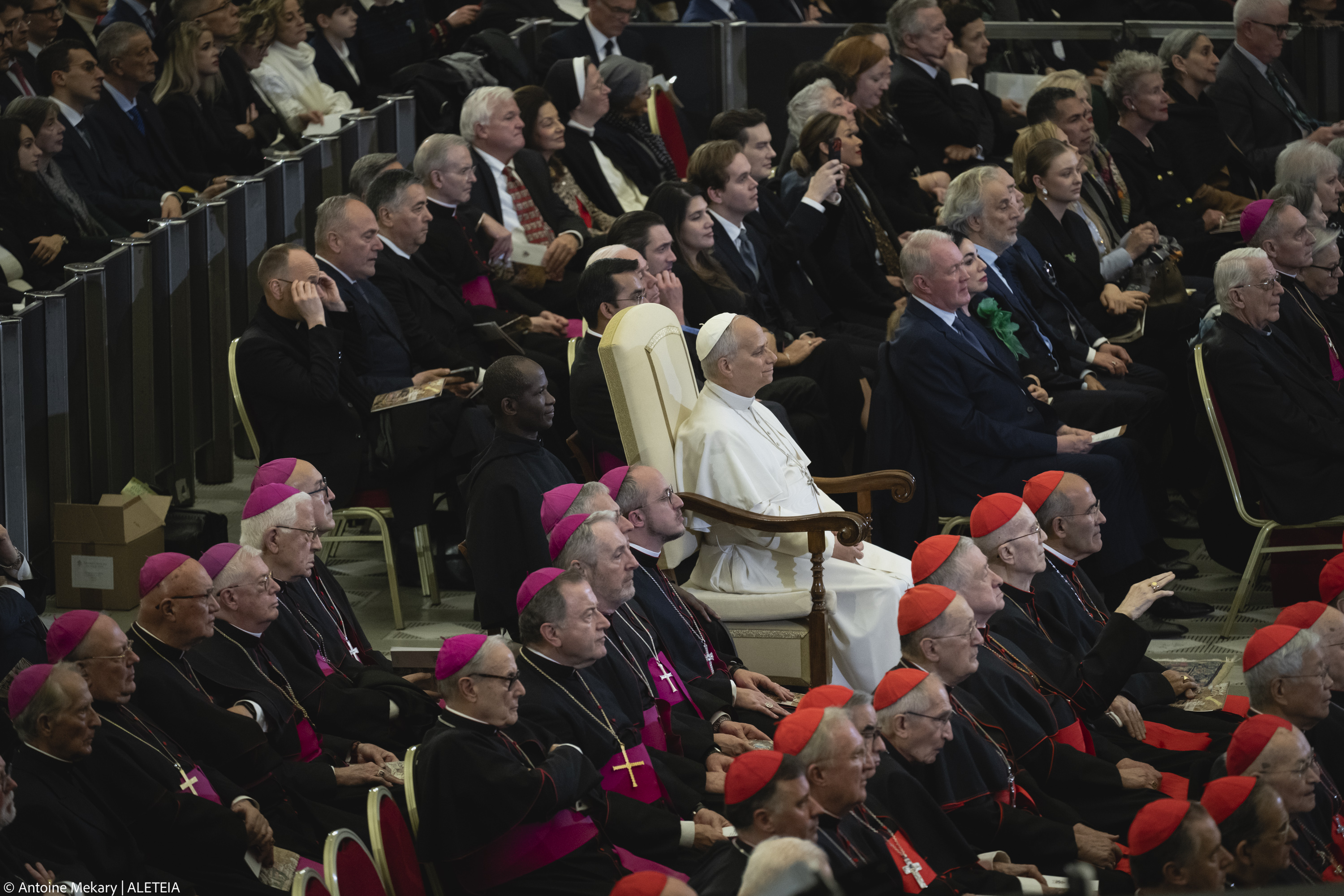 Pope Leo shows up at primary school Christmas concert