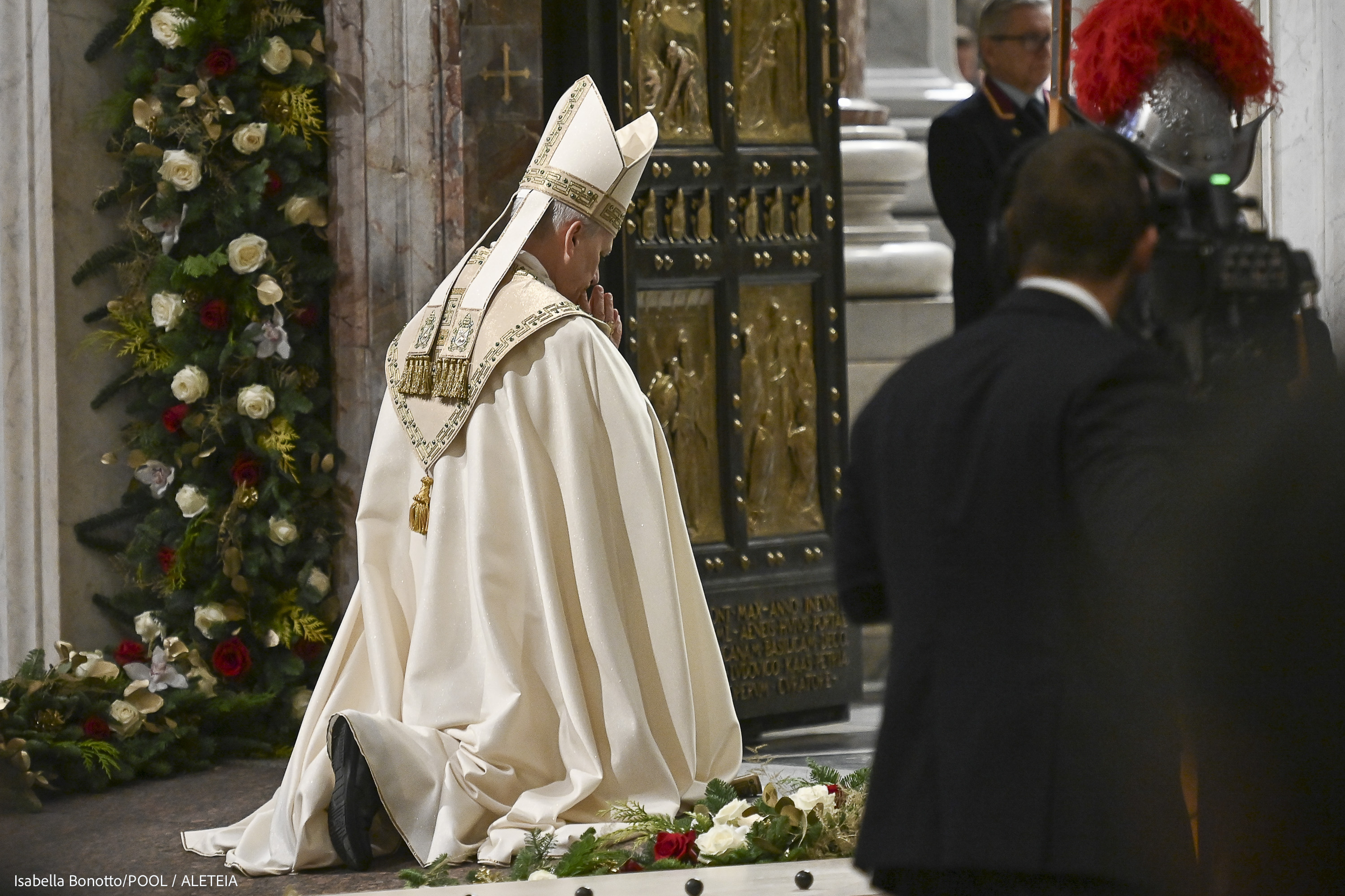 Pope Leo kneels at threshold of Holy Door, closes Jubilee